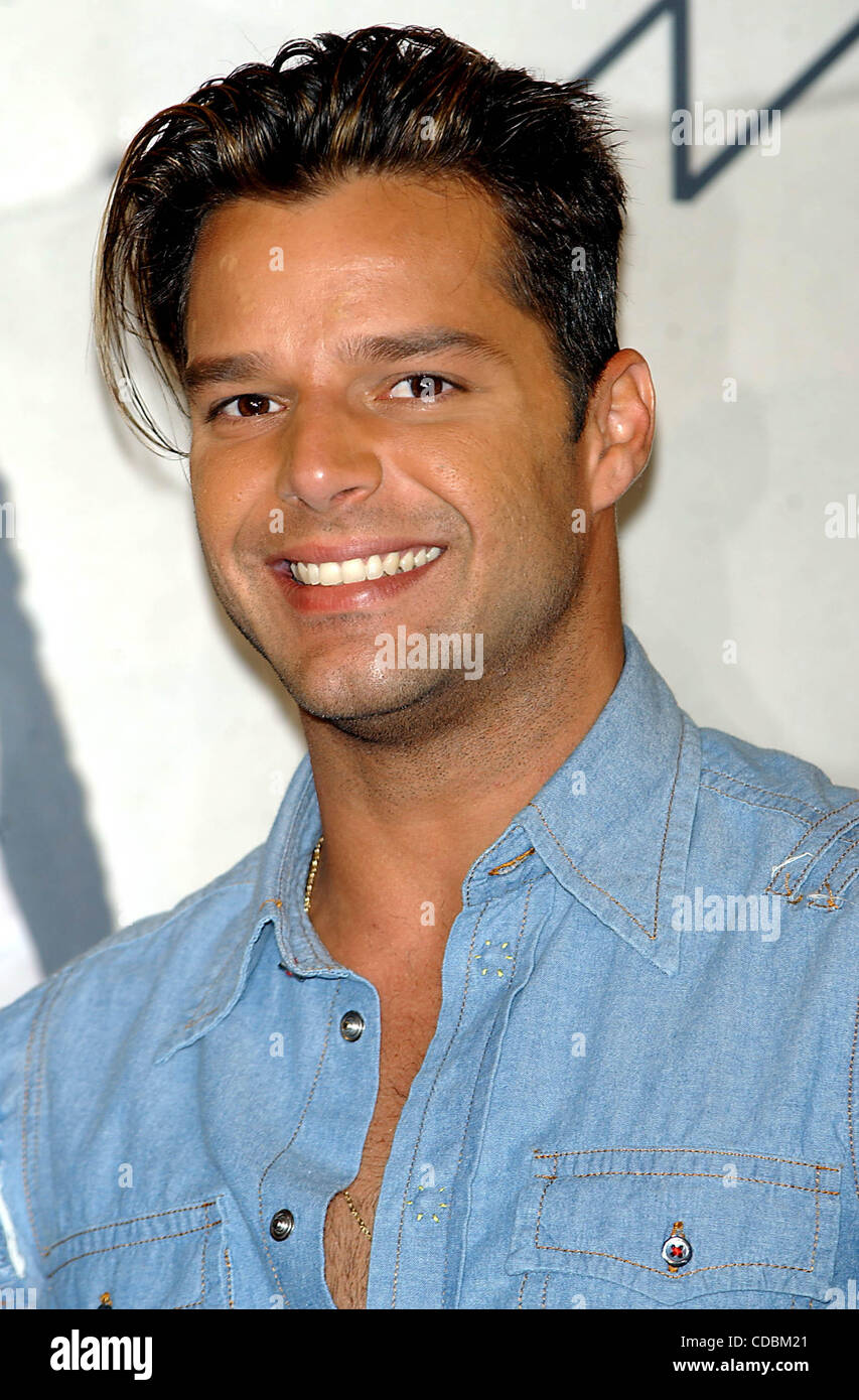 K30806AR.RICKY MARTIN AT VIRGIN MEGA STORE TO PROMOTE NEW CD ''ALMAS ...