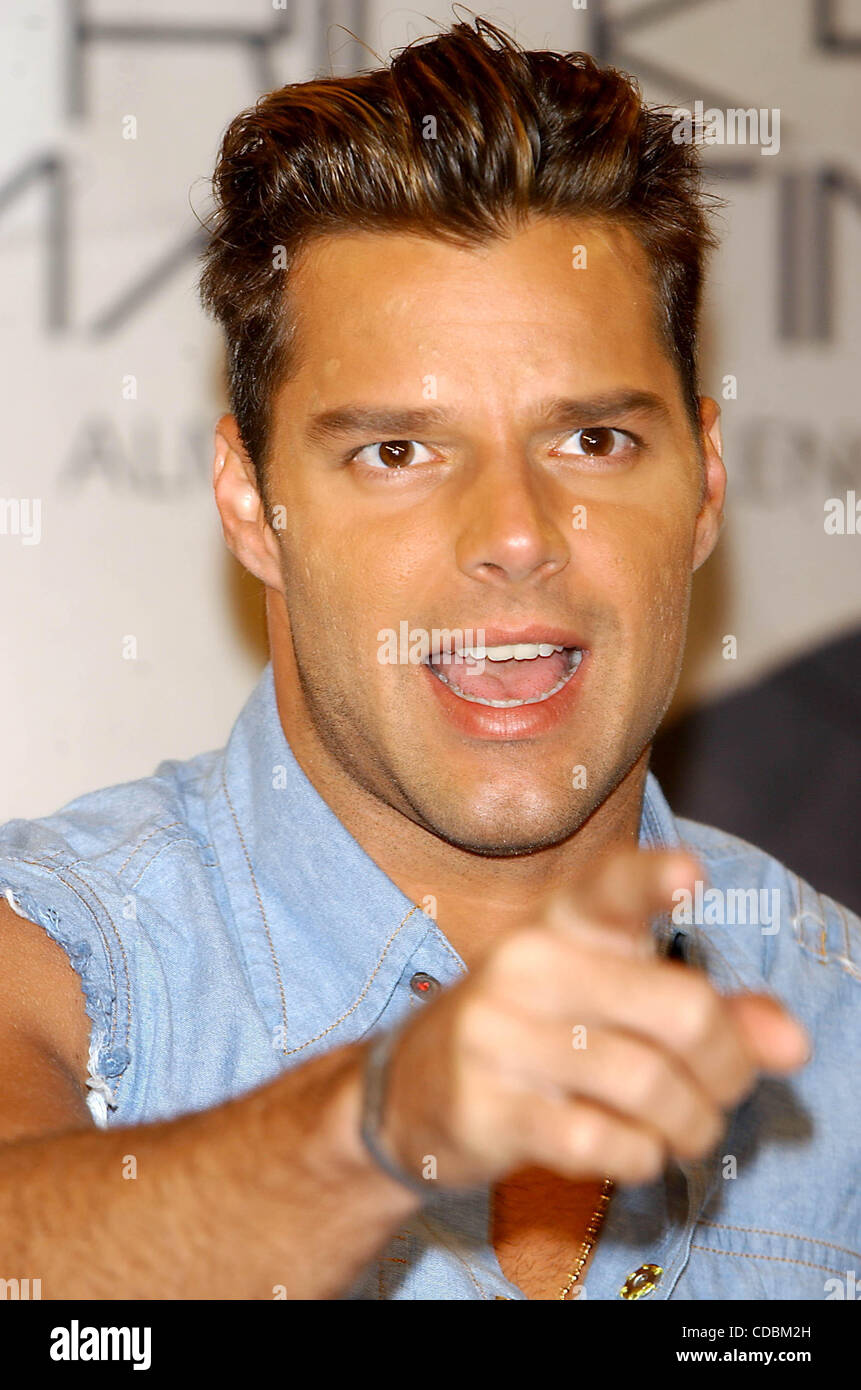 K30806AR.RICKY MARTIN AT VIRGIN MEGA STORE TO PROMOTE NEW CD ''ALMAS ...