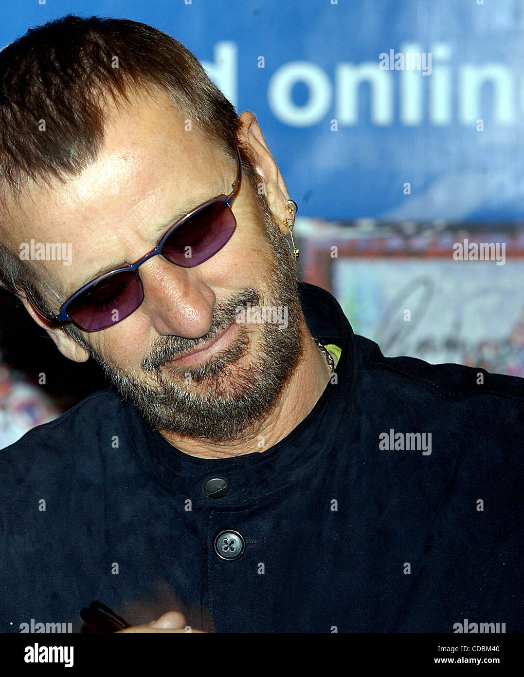 K29739AR.RINGO STARR SIGNING HIS NEW CD AT ''FYE'' IN NEW YORK New York ...