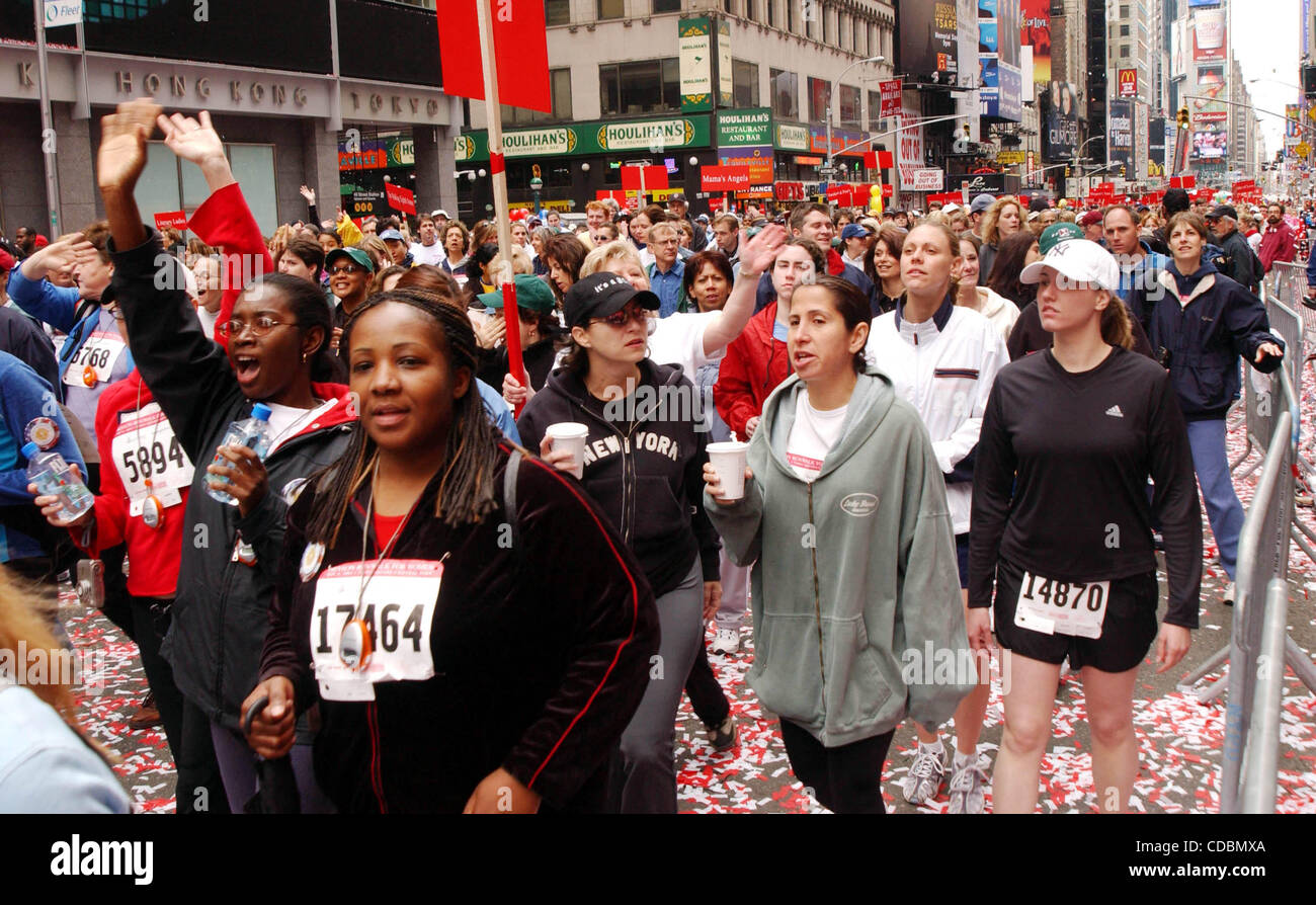 Times square 2003 hi-res stock photography and images - Alamy