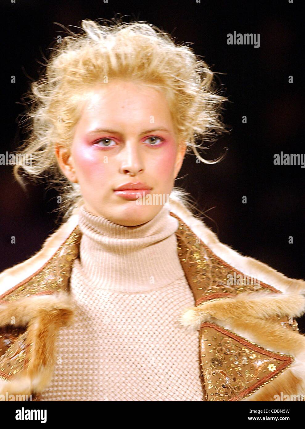 K28886AR SD02/10/2003..OSCAR DE LA RENTA FALL 2003 FASHION SHOW, NYC ...
