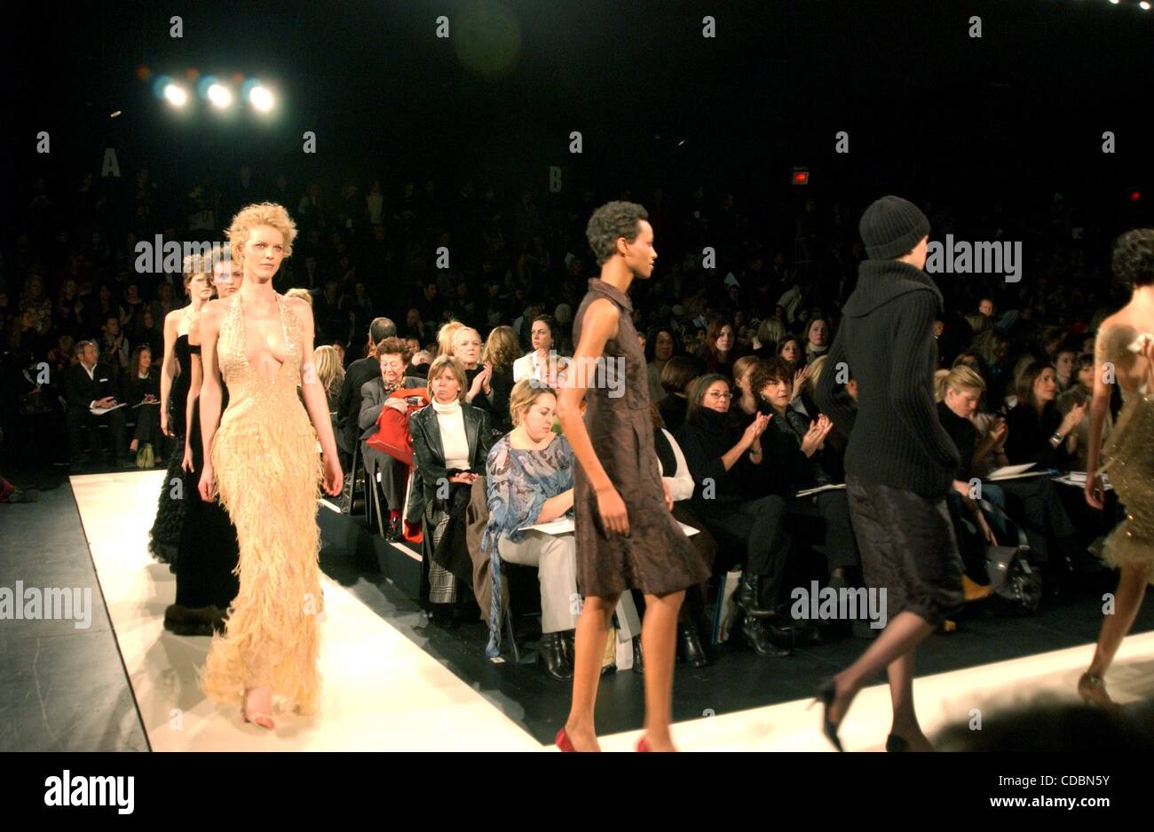 K28886AR SD02/10/2003..OSCAR DE LA RENTA FALL 2003 FASHION SHOW, NYC ...