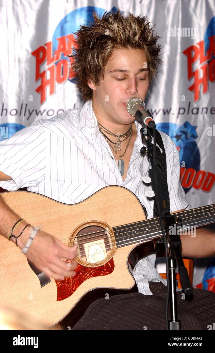 K38790AR.RYAN CABRERA PROMOTING HIS NEW CD AT PLANET HOLLYWOOD IN TIMES ...