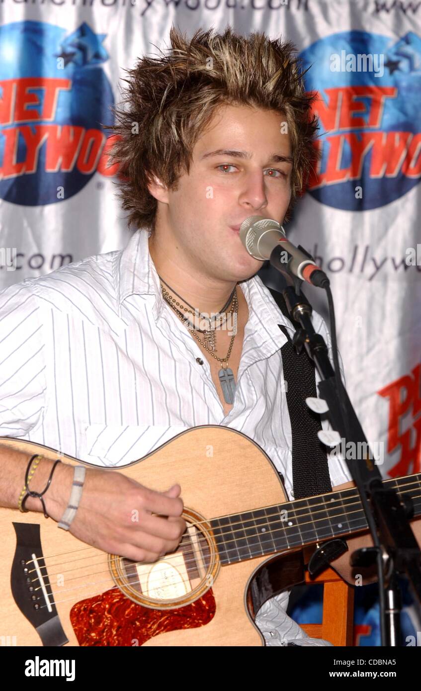 K38790AR.RYAN CABRERA PROMOTING HIS NEW CD AT PLANET HOLLYWOOD IN TIMES ...