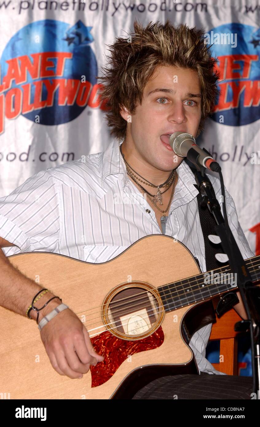 K38790AR.RYAN CABRERA PROMOTING HIS NEW CD AT PLANET HOLLYWOOD IN TIMES ...