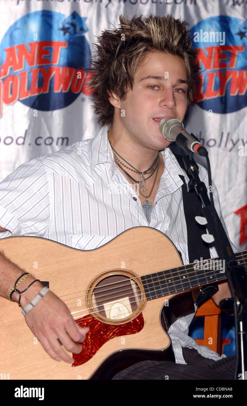 K38790AR.RYAN CABRERA PROMOTING HIS NEW CD AT PLANET HOLLYWOOD IN TIMES ...