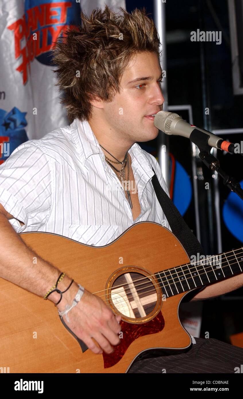 K38790AR.RYAN CABRERA PROMOTING HIS NEW CD AT PLANET HOLLYWOOD IN TIMES ...