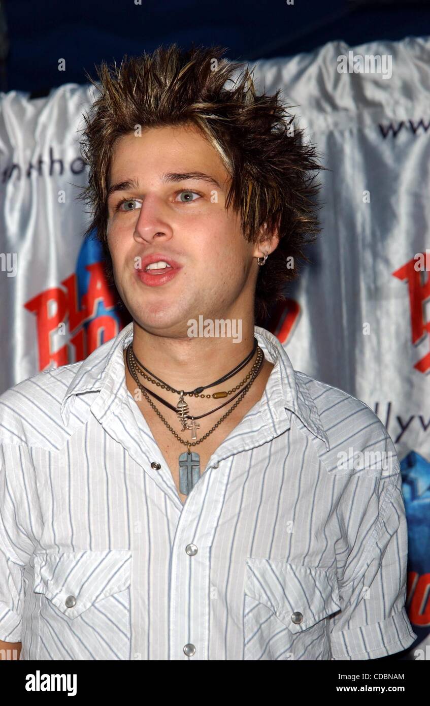 K38790AR.RYAN CABRERA PROMOTING HIS NEW CD AT PLANET HOLLYWOOD IN TIMES ...