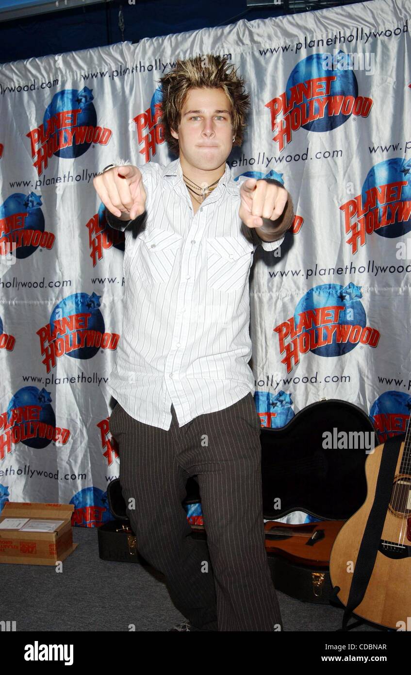 K38790AR.RYAN CABRERA PROMOTING HIS NEW CD AT PLANET HOLLYWOOD IN TIMES ...