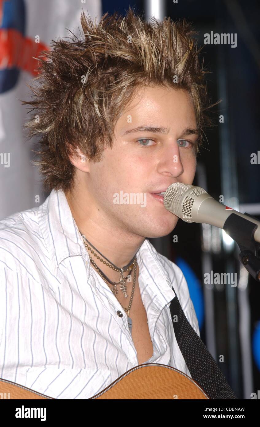 K38790AR.RYAN CABRERA PROMOTING HIS NEW CD AT PLANET HOLLYWOOD IN TIMES ...