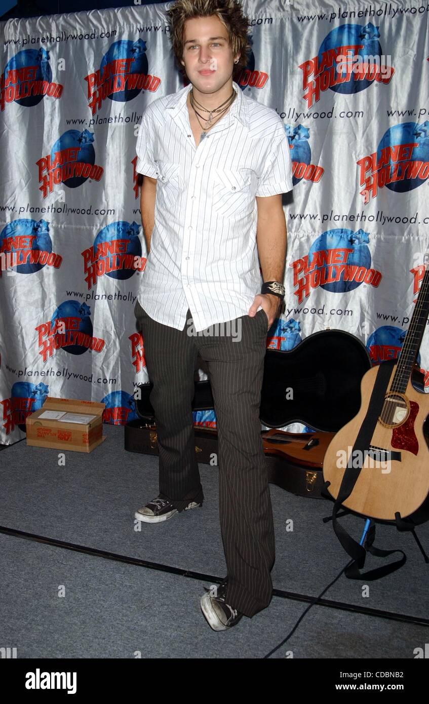 K38790AR.RYAN CABRERA PROMOTING HIS NEW CD AT PLANET HOLLYWOOD IN TIMES ...