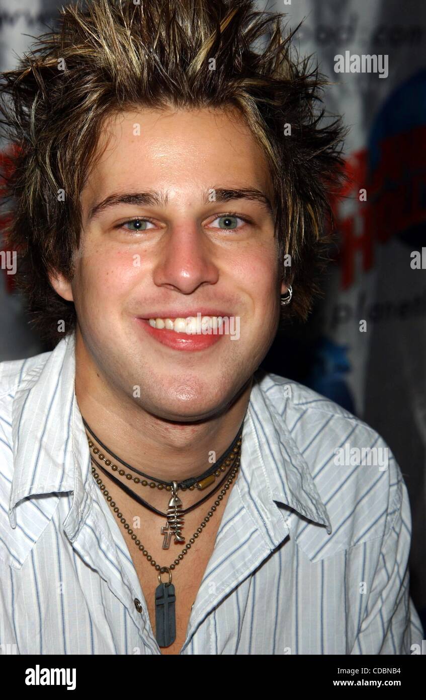 K38790AR.RYAN CABRERA PROMOTING HIS NEW CD AT PLANET HOLLYWOOD IN TIMES ...