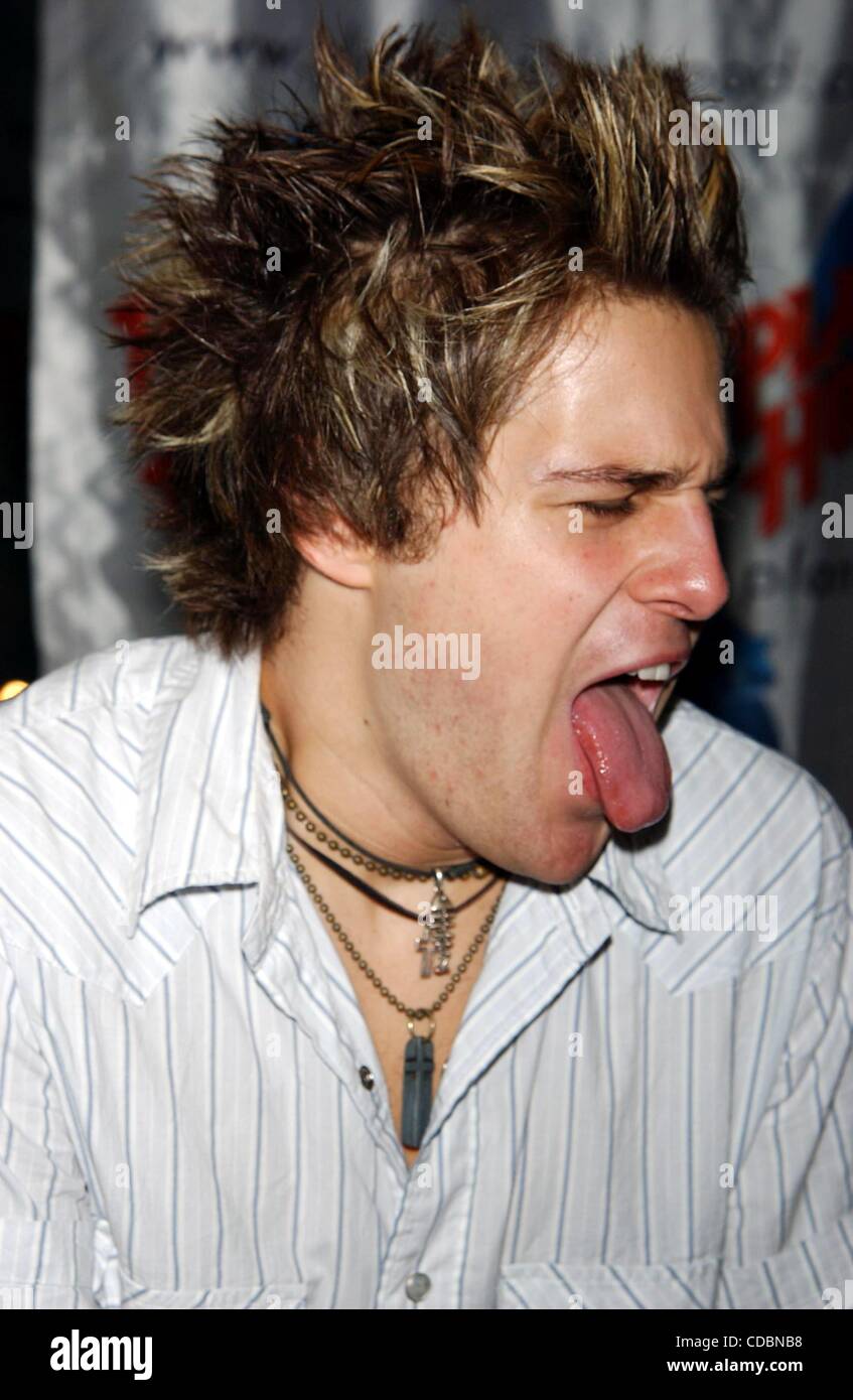 K38790AR.RYAN CABRERA PROMOTING HIS NEW CD AT PLANET HOLLYWOOD IN TIMES ...