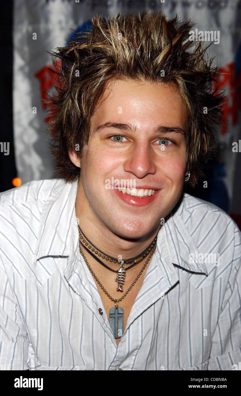 K38790AR.RYAN CABRERA PROMOTING HIS NEW CD AT PLANET HOLLYWOOD IN TIMES ...