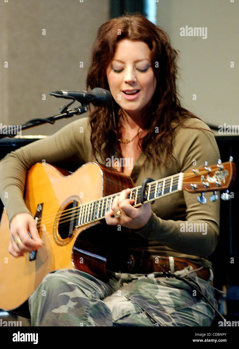 K34019AR.SARAH MCLACHLAN PERFORMING AND SIGNING FOR HER NEW CD ''AFTER ...