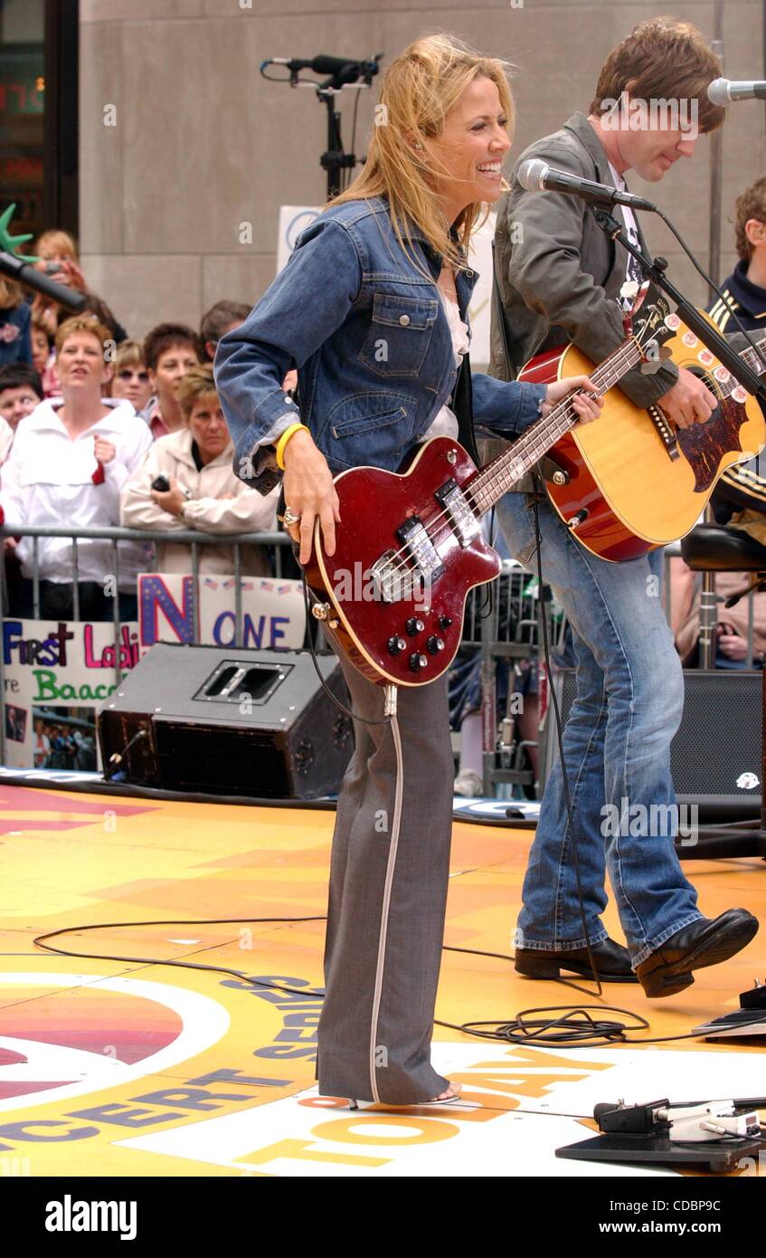 K36812AR.SHERYL CROW PERFORMS AT THE NBC CONCERT SERIES ''TODAY SHOW ...