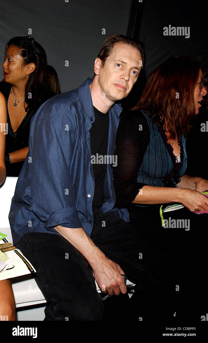 K32923AR.MERCEDES-BENZ FASHION WEEK NANETTE LEPORE SPRING 2004 ...