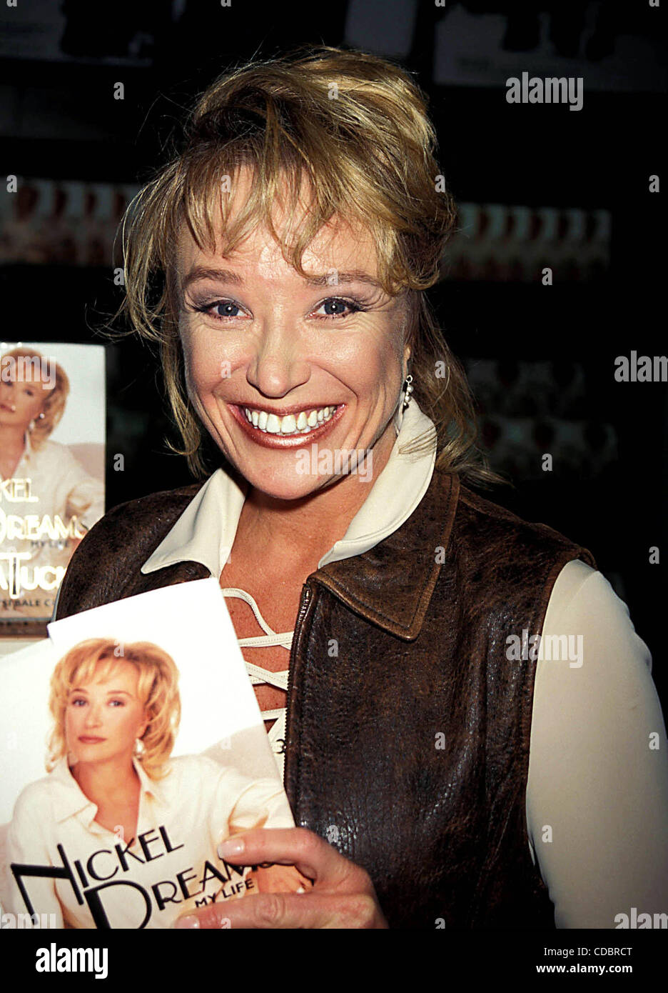 K8228AR SD0401.TANYA TUCKER SIGNS NICKEL DREAMS AT BARNES AND NOBLE IN ...