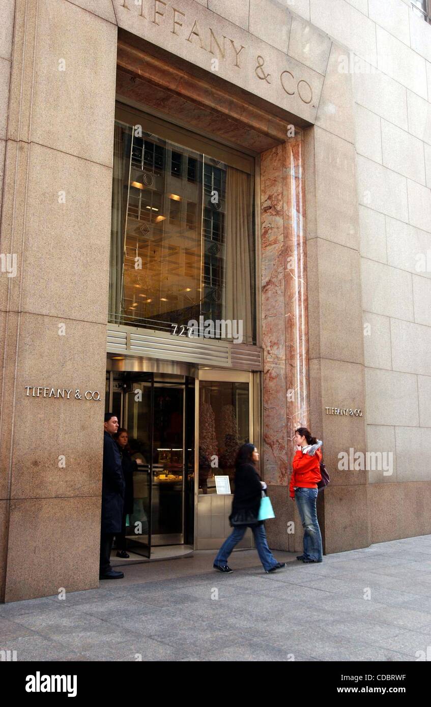K34236AR.TIFFANY'S AND CO ON FIRTH AVENUE AND 57TH ST.NEW YORK New York ...