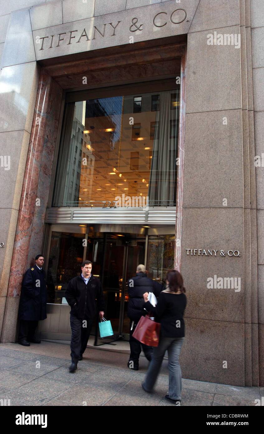K34236AR.TIFFANY'S AND CO ON FIRTH AVENUE AND 57TH ST.NEW YORK New York ...