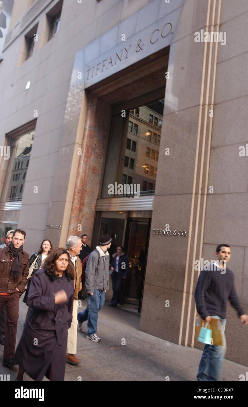 K34236AR.TIFFANY'S AND CO ON FIRTH AVENUE AND 57TH ST.NEW YORK New York ...