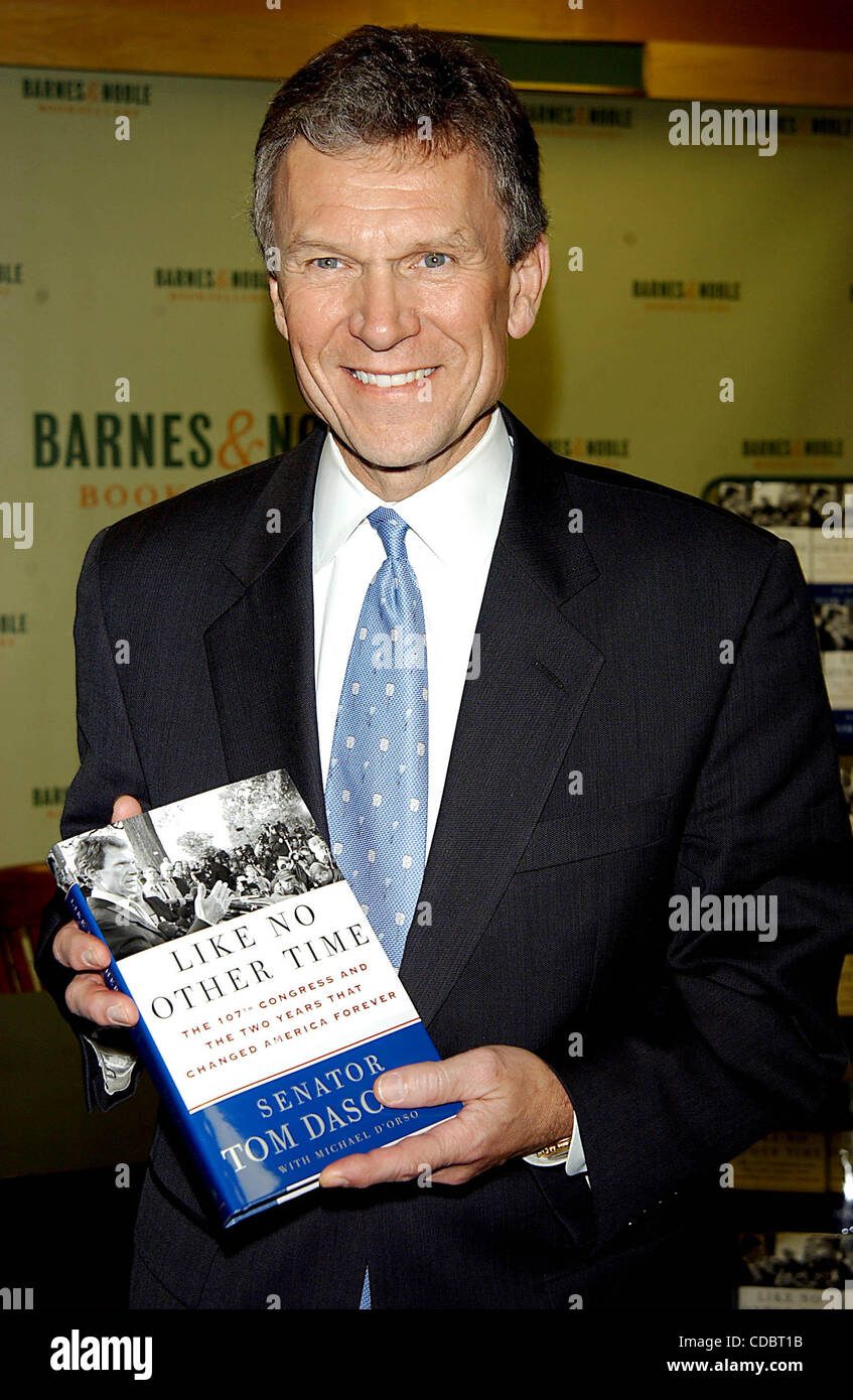 K34018AR.TOM DASCHLE BOOK SIGNING OF ''LIKE NO OTHER TIME'' AT BARNES ...
