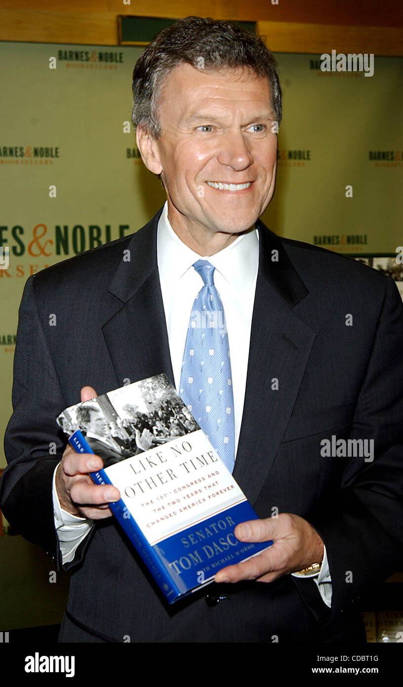 K34018AR.TOM DASCHLE BOOK SIGNING OF ''LIKE NO OTHER TIME'' AT BARNES ...