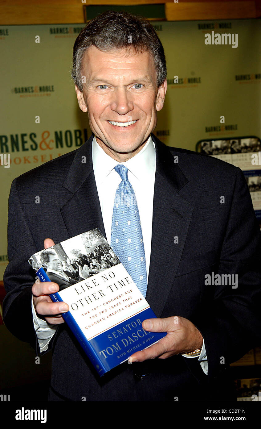 K34018AR.TOM DASCHLE BOOK SIGNING OF ''LIKE NO OTHER TIME'' AT BARNES ...