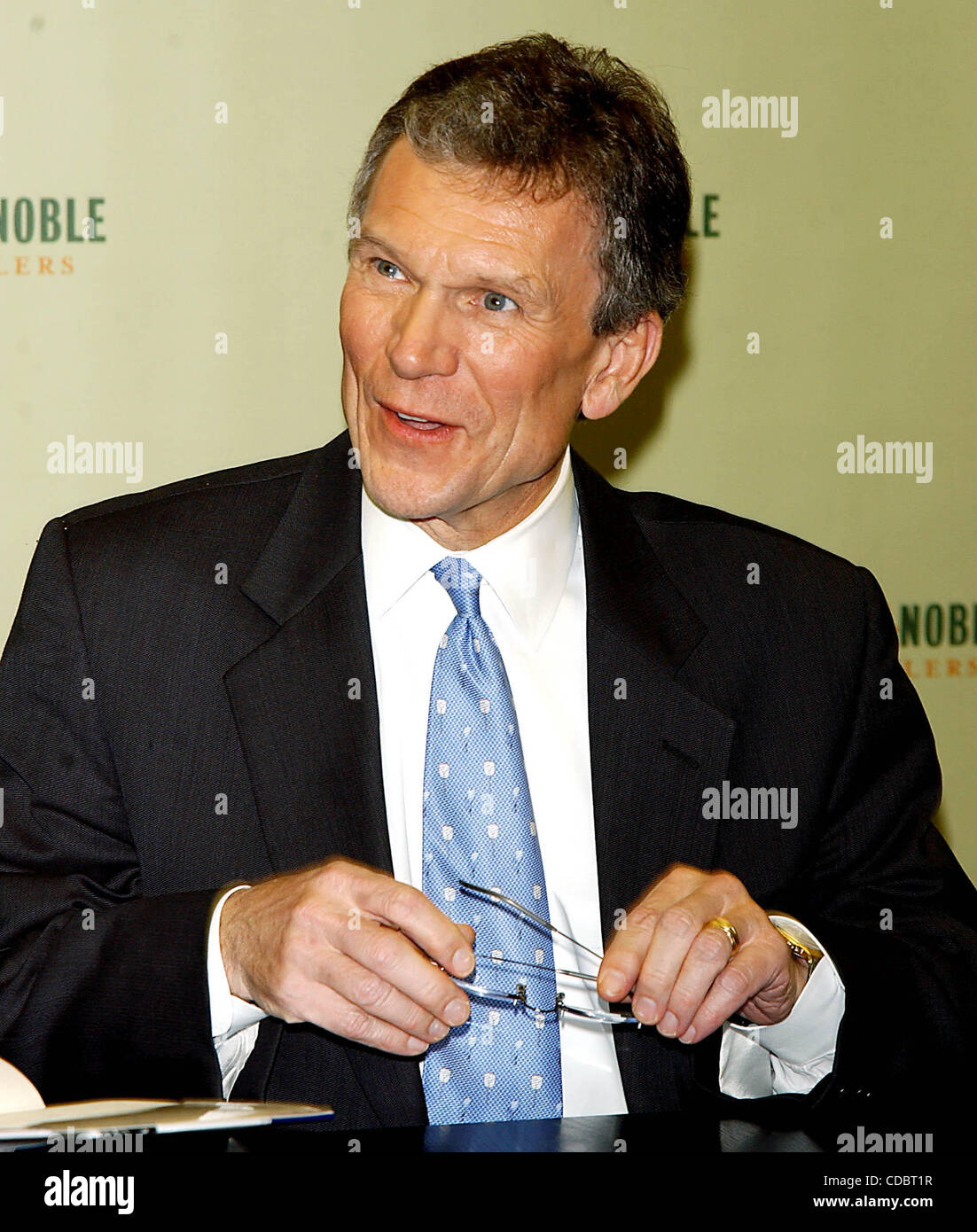 K34018AR.TOM DASCHLE BOOK SIGNING OF ''LIKE NO OTHER TIME'' AT BARNES ...