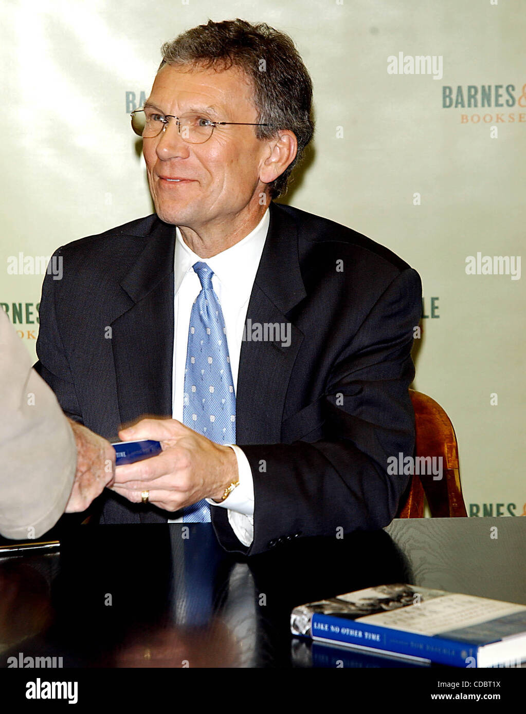 K34018AR.TOM DASCHLE BOOK SIGNING OF ''LIKE NO OTHER TIME'' AT BARNES ...
