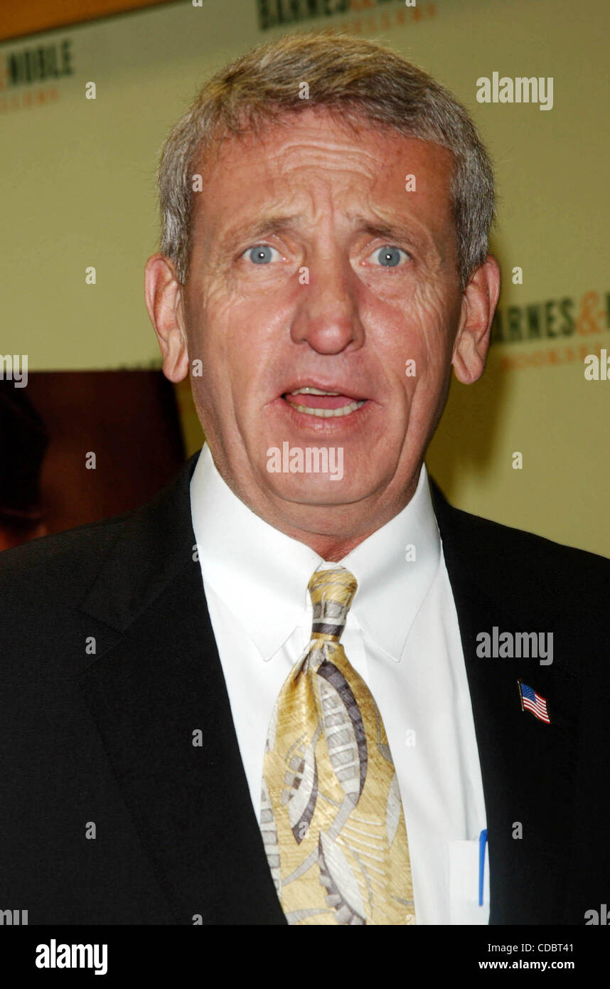 K38645AR.FORMER GENERAL ARMY TOMMY FRANKS SIGNS COPIES OF HIS BOOK ...