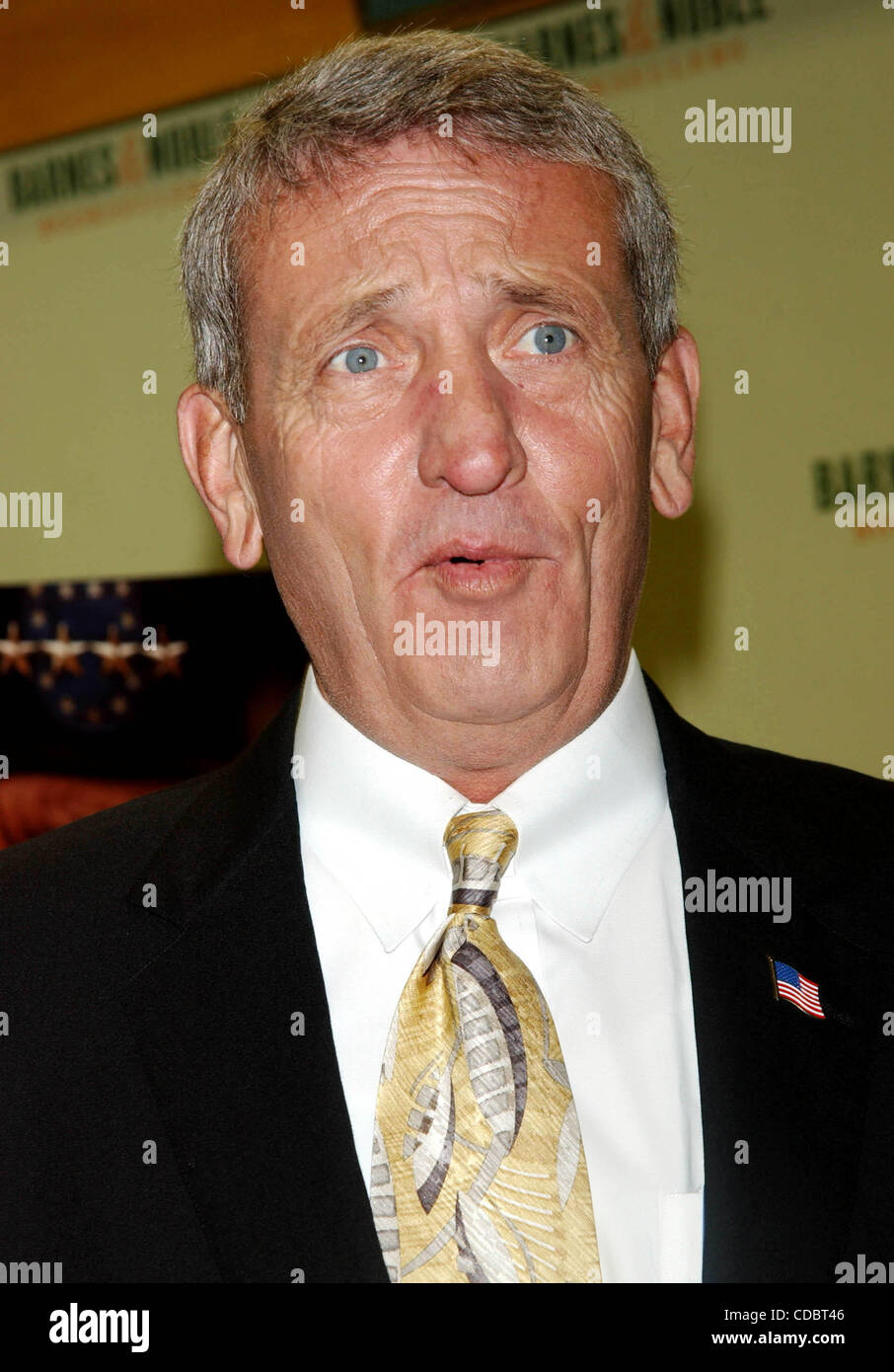 K38645AR.FORMER GENERAL ARMY TOMMY FRANKS SIGNS COPIES OF HIS BOOK ...