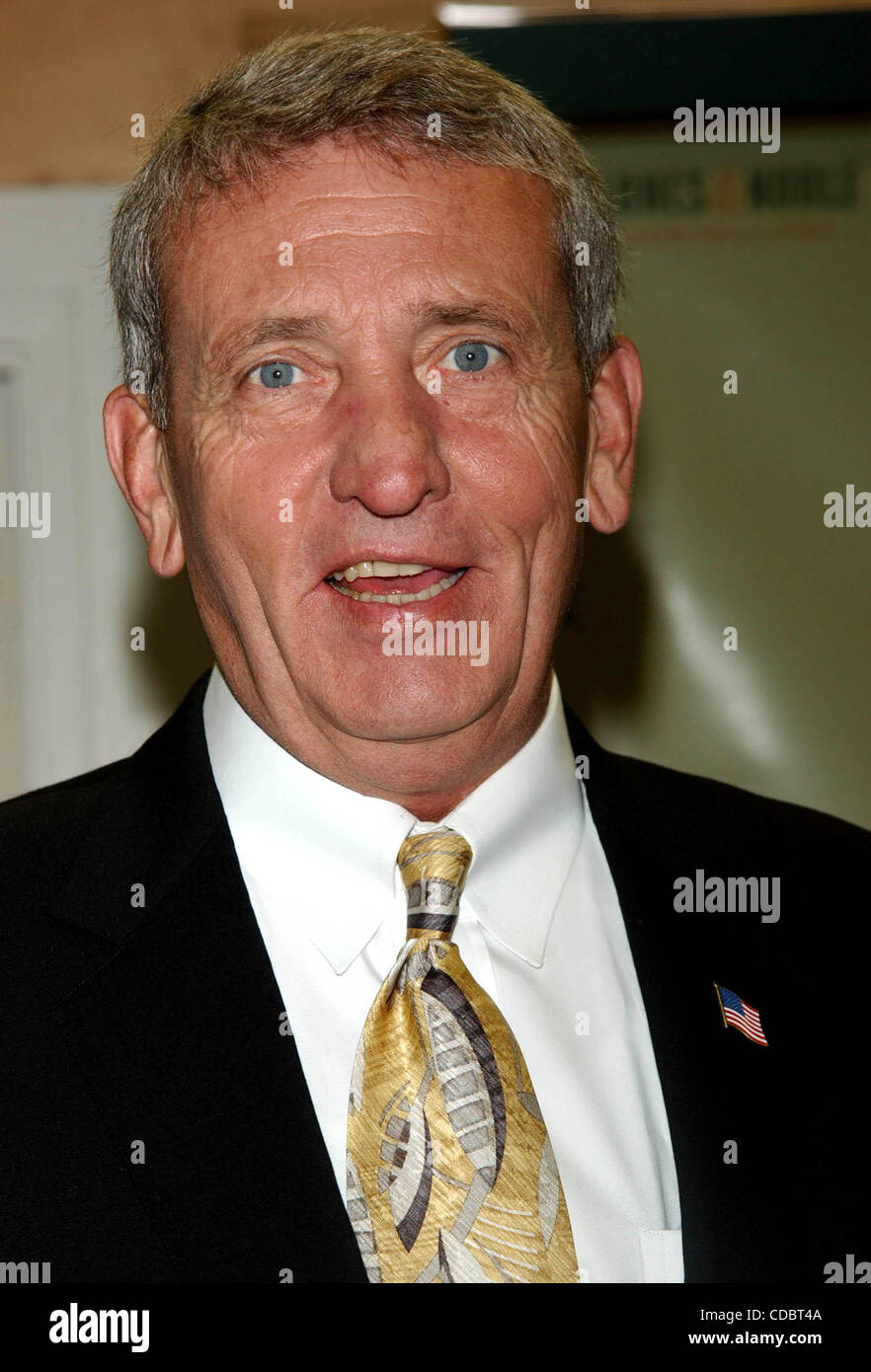 K38645AR.FORMER GENERAL ARMY TOMMY FRANKS SIGNS COPIES OF HIS BOOK ...