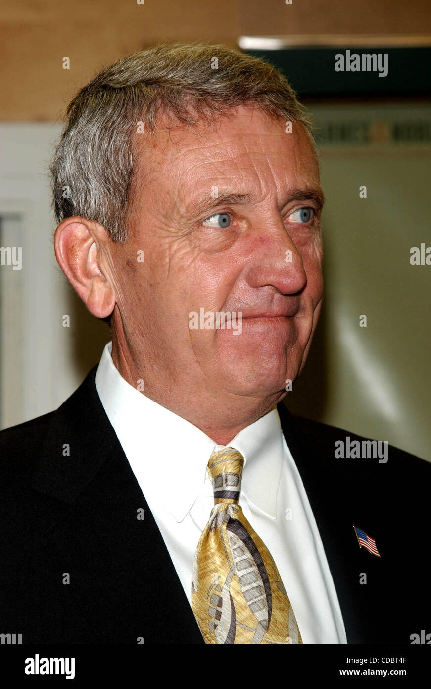 K38645AR.FORMER GENERAL ARMY TOMMY FRANKS SIGNS COPIES OF HIS BOOK ...