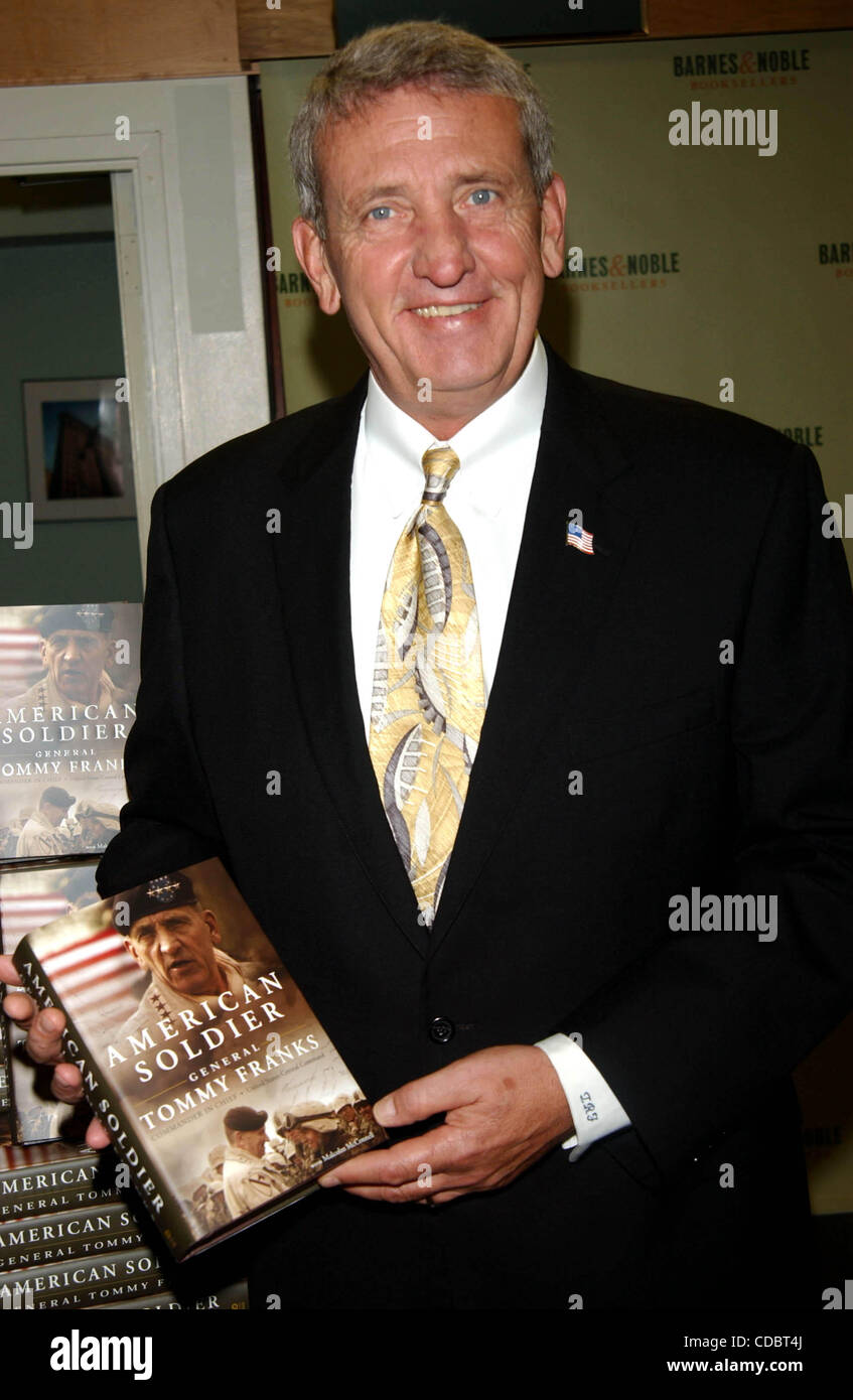K38645AR.FORMER GENERAL ARMY TOMMY FRANKS SIGNS COPIES OF HIS BOOK ...