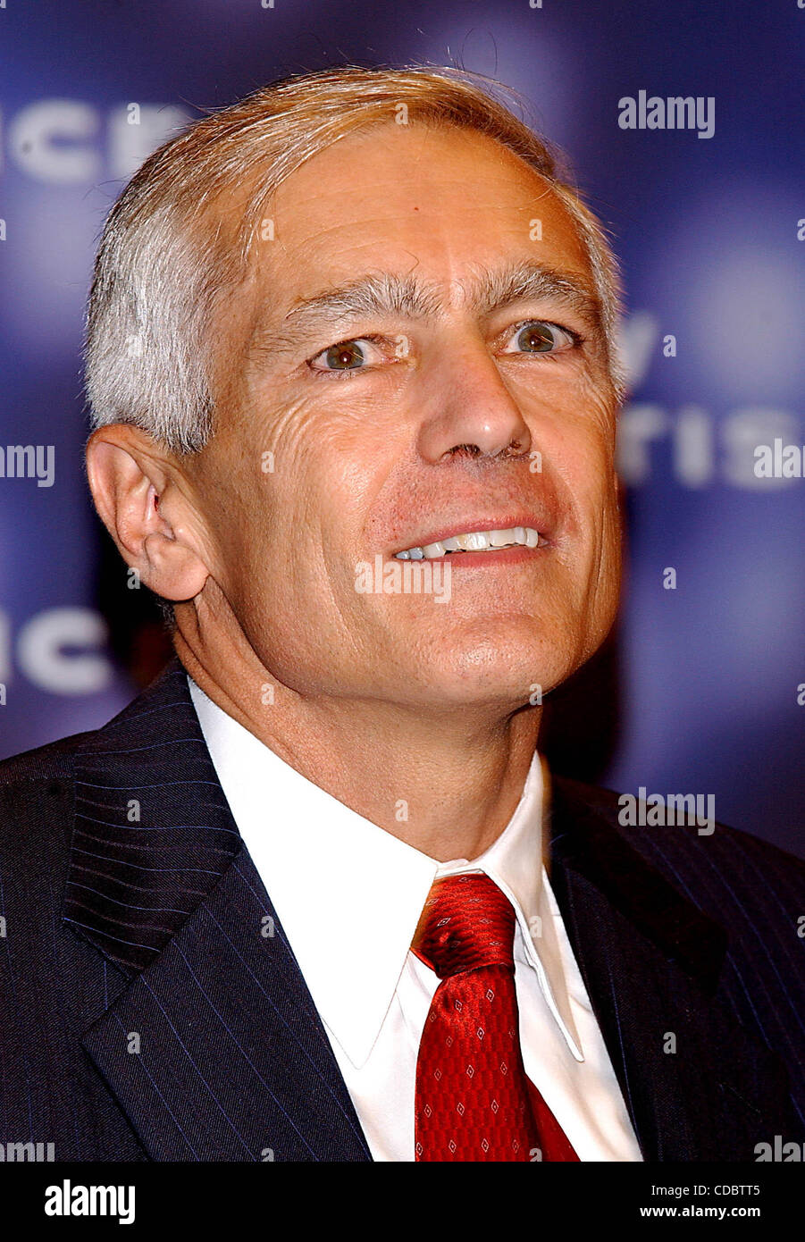 K33449AR.WESLEY CLARK CAMPAIGNING FOR PRESIDENT AT HUNTER COLLEGE IN ...