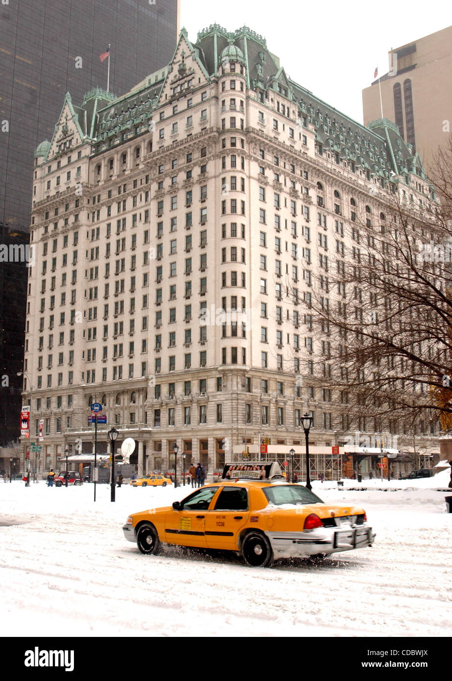 2 feet of snow hi-res stock photography and images - Alamy