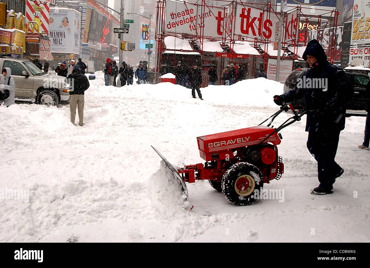 2 feet of snow hi-res stock photography and images - Alamy