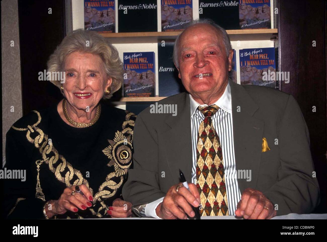 BOB HOPE AND DOLORES HOPE.K6439AR 10/091996.BOB HOPE SIGNS ''DEAR PREZ ...
