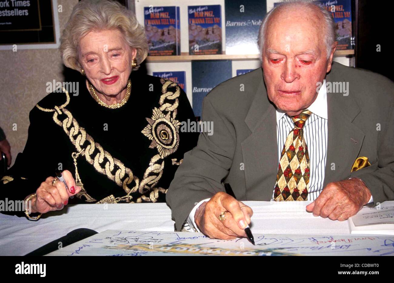 BOBHOPEOBIT.K6439AR. SD10/09/1996..BOB HOPE SIGNS ''DEAR PREZ , I WANNA ...