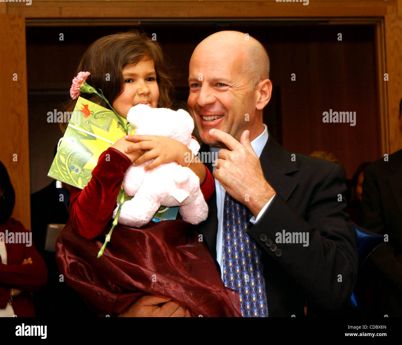 K34260AR.NATIONAL SPOKESMAN BRUCE WILLIS AT NATIONAL ADOPTION DAY ...