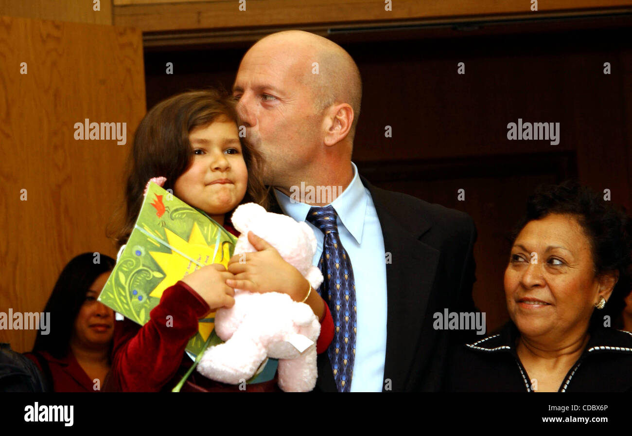 K34260AR.NATIONAL SPOKESMAN BRUCE WILLIS AT NATIONAL ADOPTION DAY ...
