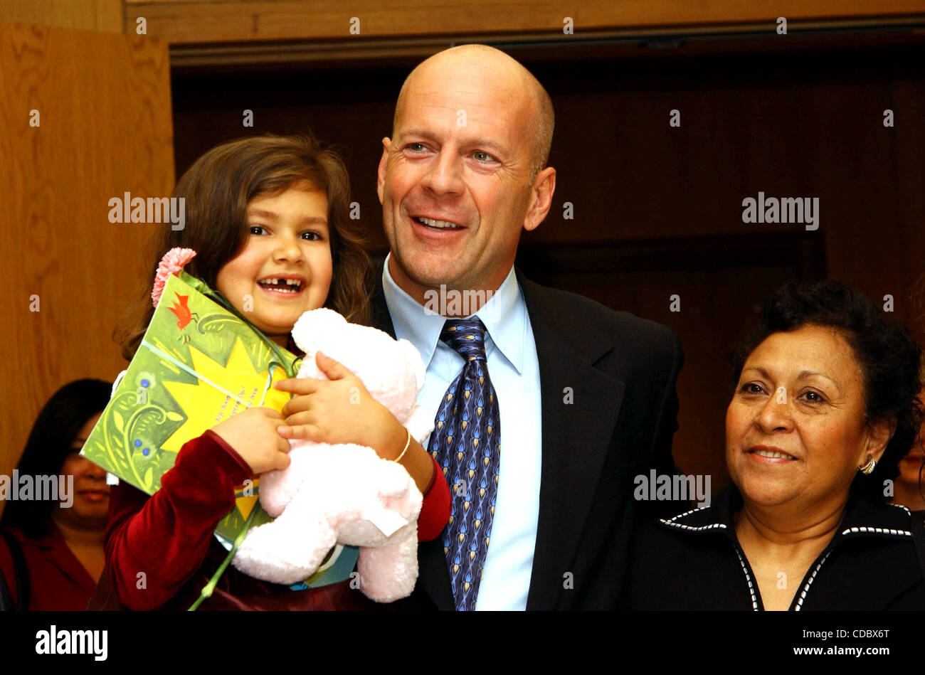 K34260AR.NATIONAL SPOKESMAN BRUCE WILLIS AT NATIONAL ADOPTION DAY ...