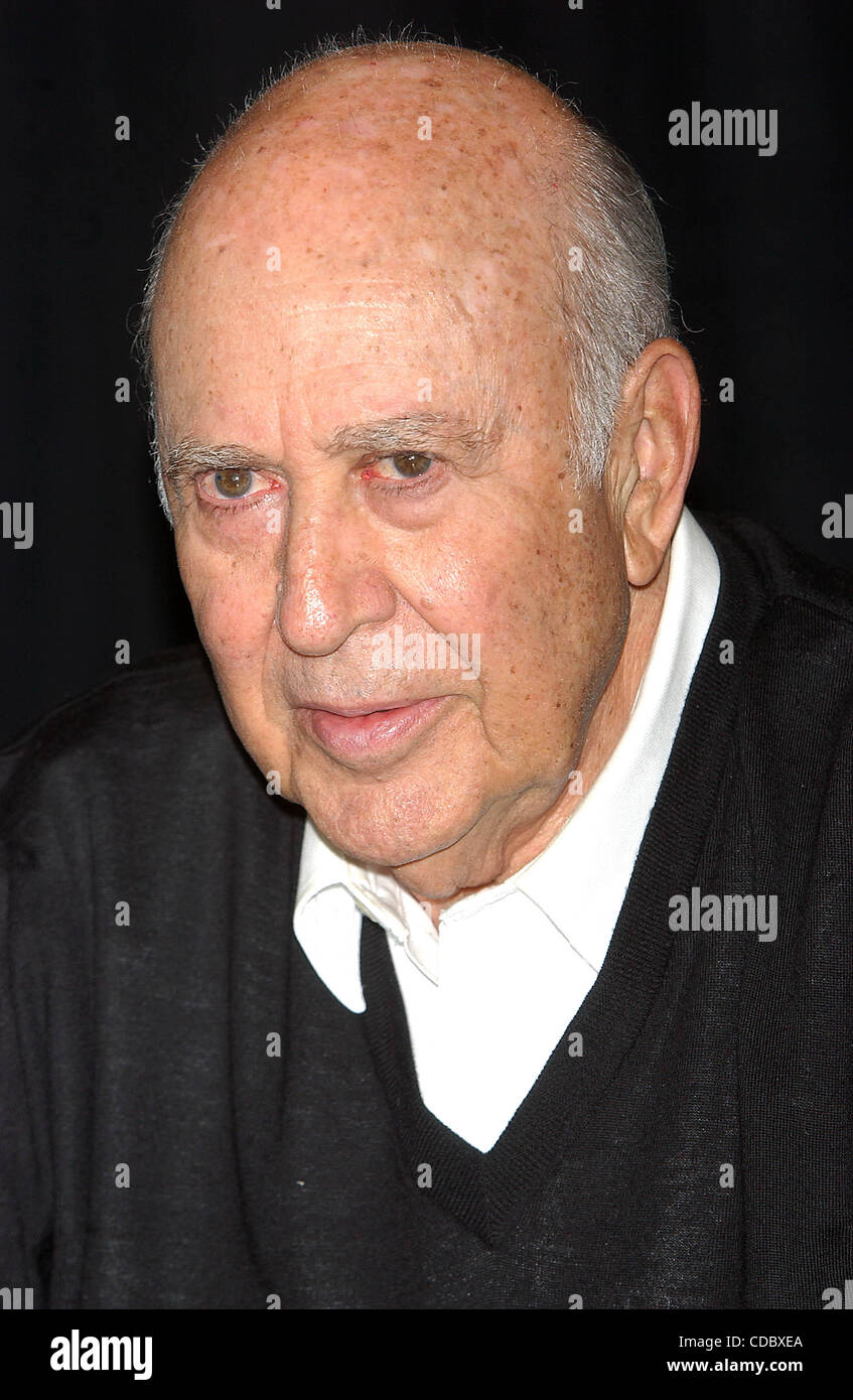 K30381AR. SD05/02/2003..CARL REINER SIGNING COPIES OF HIS BOOK ''MY ...