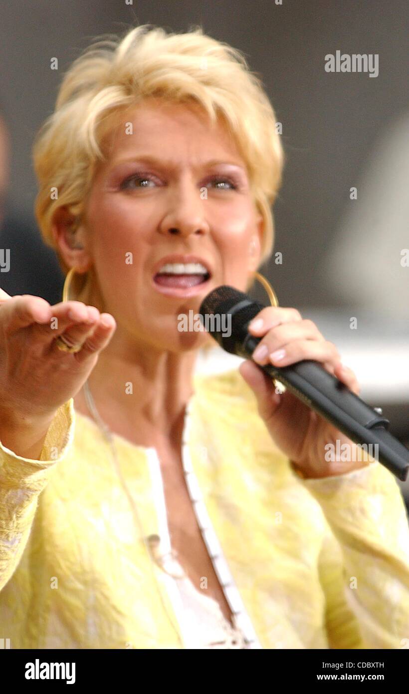 K31676AR. SD07/10/2003..CELINE DION PERFORMS ON NBC TODAY SHOW AT ...