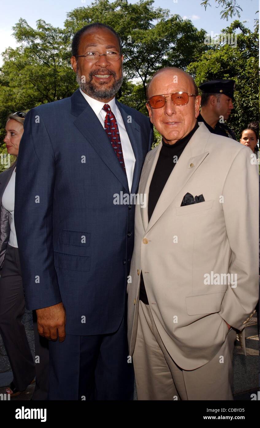 K32734AR MAYOR MICHAEL BLOOMBERG ANNOUNCES DAVE MATTHEWS BAND CONCERT ...