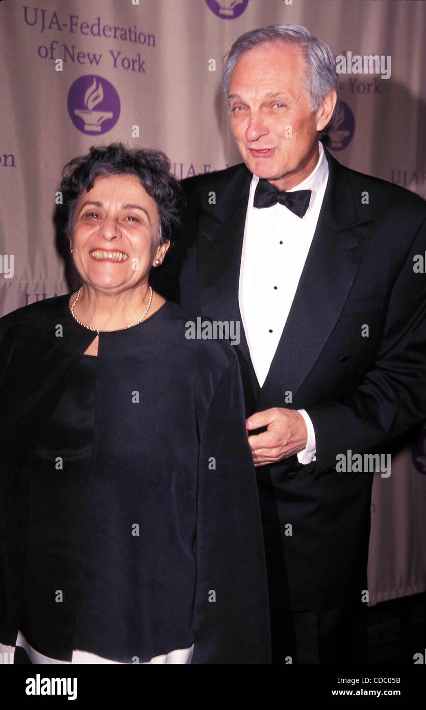 K15648AR.HOWARD STRINGER RECEIVED HUMANITARIAN AWARD FROM UJA ...