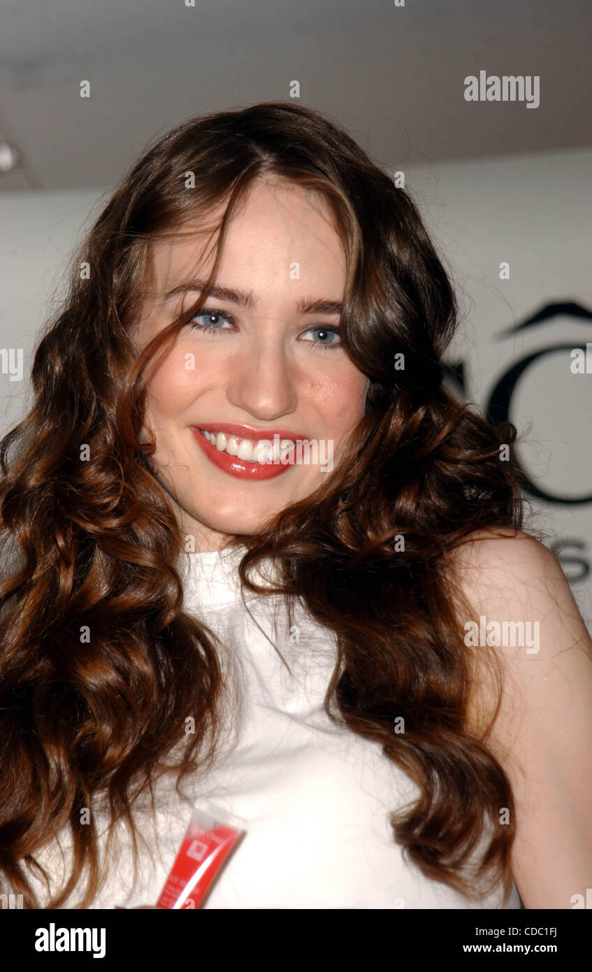 K31448AR. SD06/26/2003..MEET LANCOME MODEL ELIZABETH JAGGER AT ...