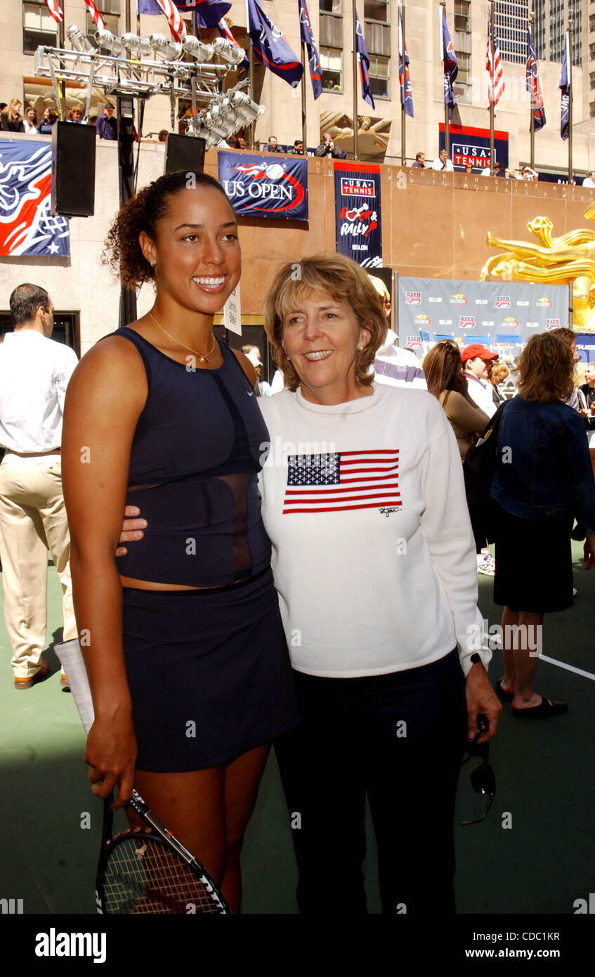 04/28/2003 NEW YORK New York.USA TENNIS ROCK & RALLY. ROCKEFELLER CENTER. / K30262AR..ALEXANDRA ...
