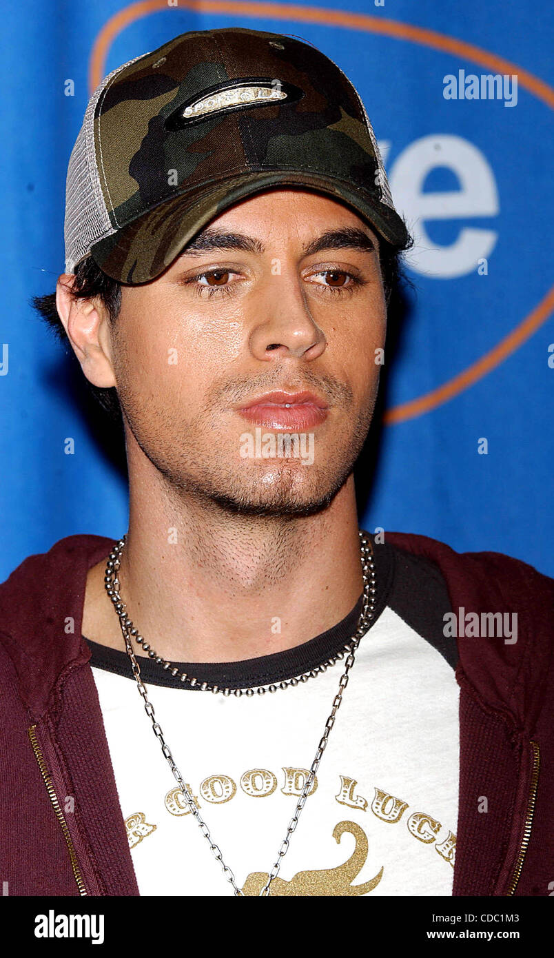 K34315AR.ENRIQUE IGLESIAS CD SIGNING AT FYE ROCEFELLER CENTER , NEW ...
